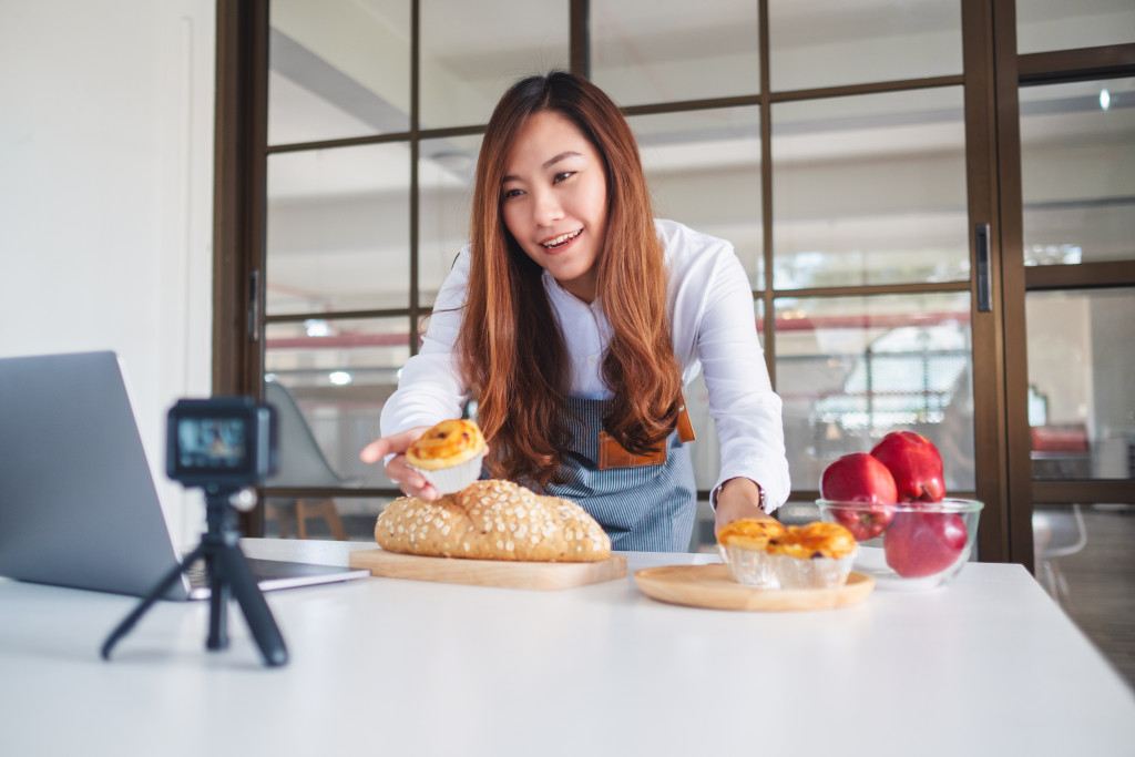 How To Start a Food Vlogging Career - B2 Cafe